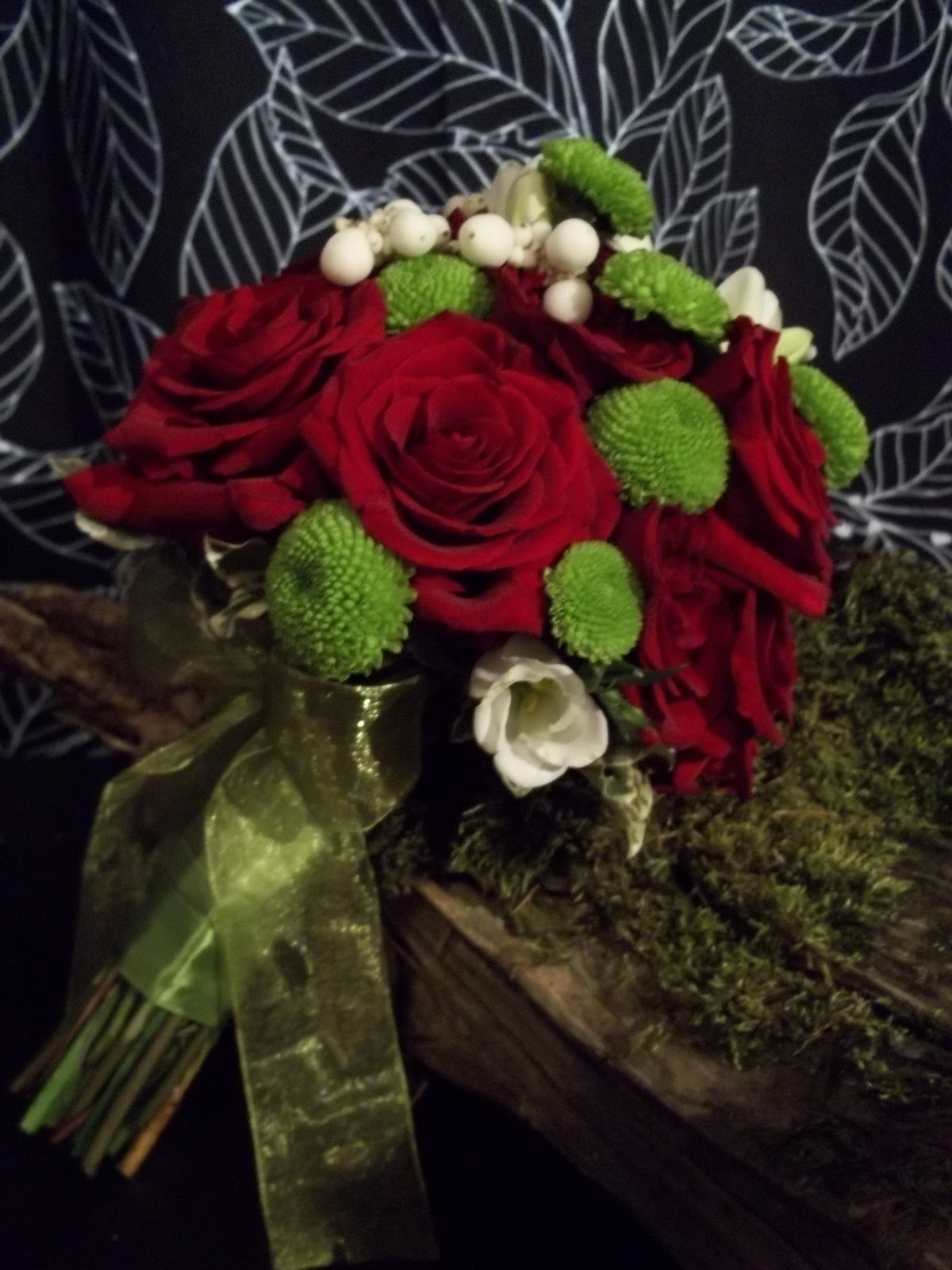 Buchete cu Flori: Buchet nasa cu trandafiri rosii, frezii albe si ...