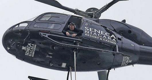 Elgrannino.net: 'TA LOCA. Mujer colgada por sus dientes vuela sobre las ...