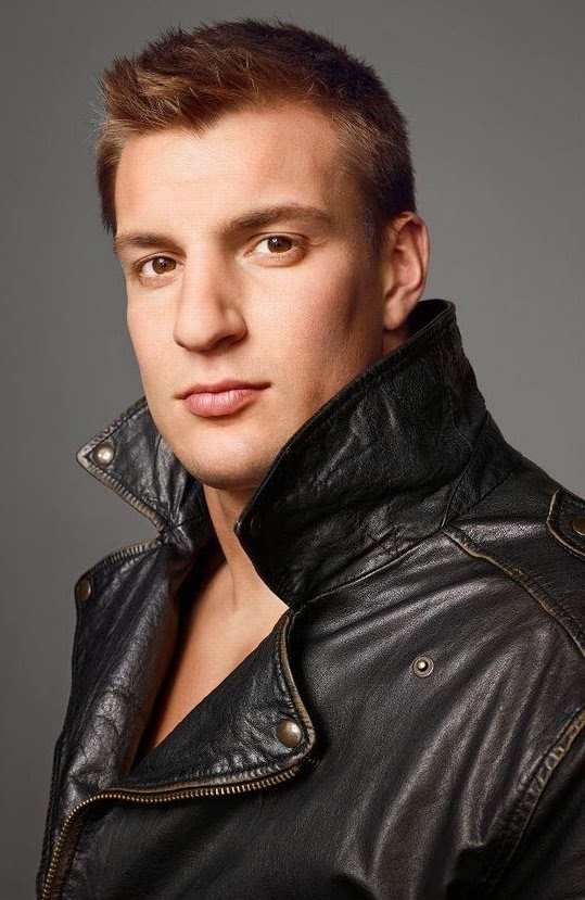 VJBrendan.com: Yes Please... Rob Gronkowski Poses With Tiny Kittens