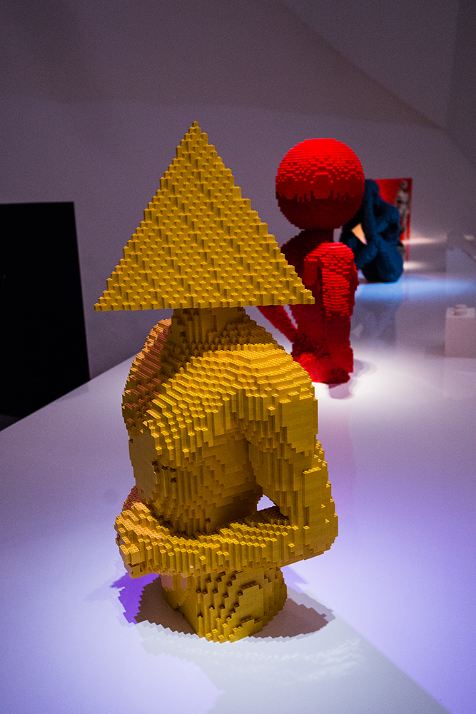 งานแสดงศิลปะรูปปั้นตัวต่อ Lego ที่ ArtScience Singapore Museum โดย ...
