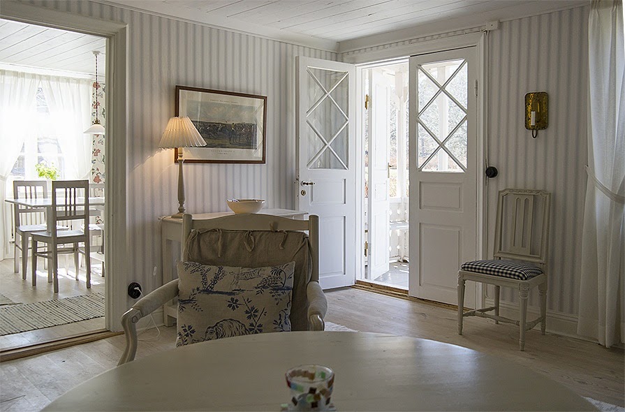 Keltainen talo rannalla: Kolme kotia Ruotsista