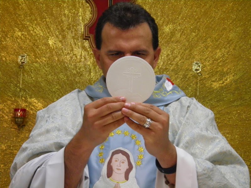 " Sacramento de Amor.": Eucaristia, fonte de toda vocaçao