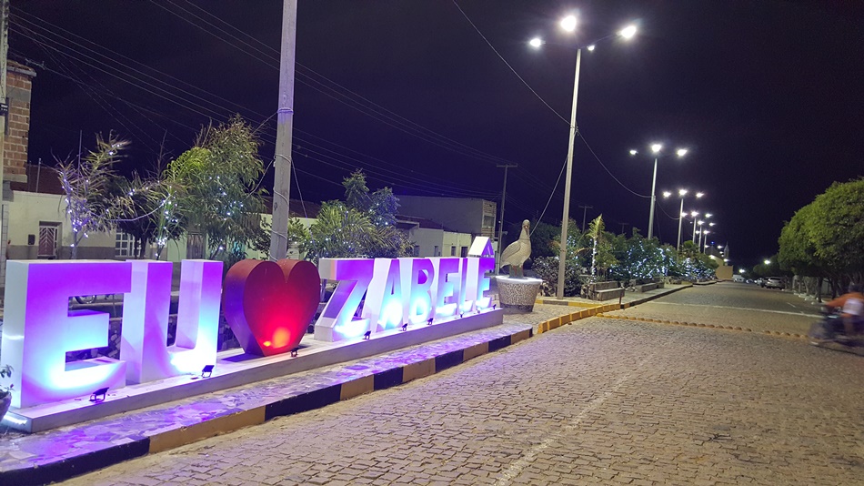 Zabelê em vista noturna com enfeites natalinos