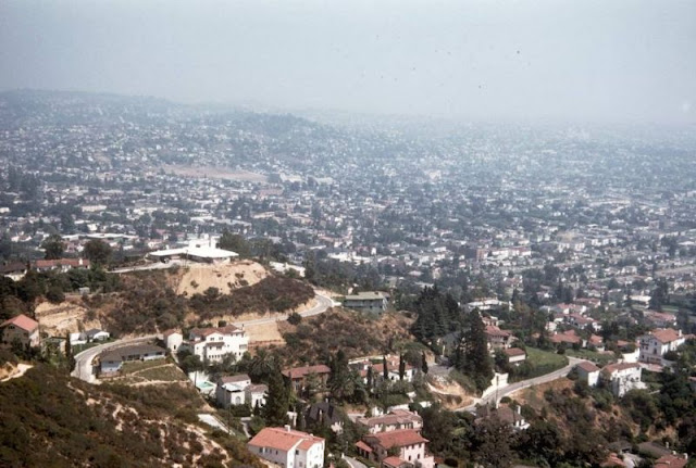 46 Fascinating Color Photos That Capture Street Scenes of Los Angeles ...