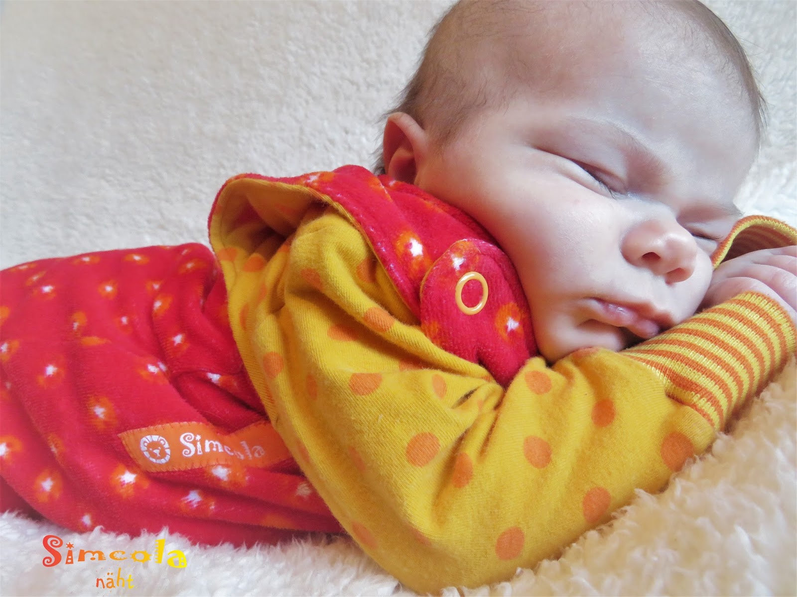 Simcola näht: Baby in rot