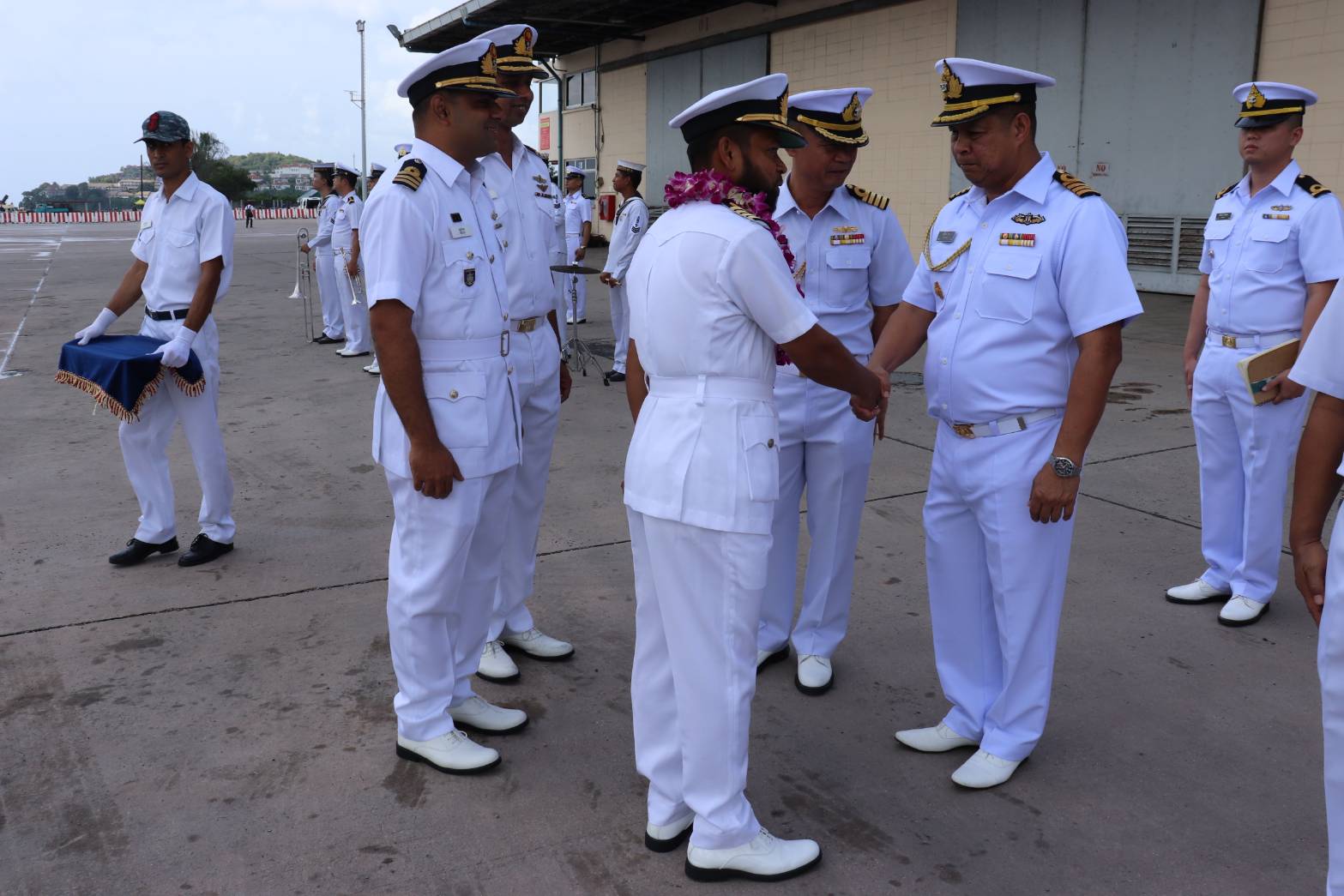 THAIDEFENSE-NEWS: รองเสนาธิการทัพเรือภาคที่ ๓ ให้การต้อนรับเรือ BNS ...