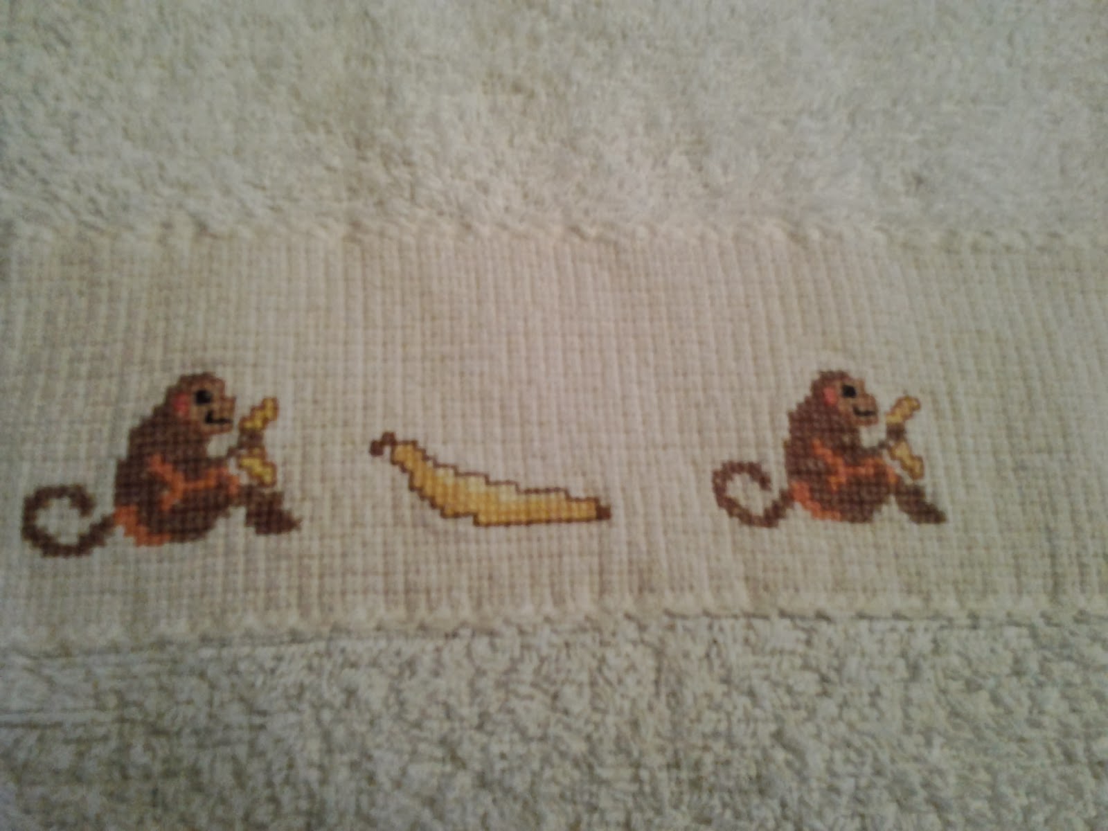 CAPRICHOS DE MI MAMI: BABERO DE PUNTO DE CRUZ CON MONOS Y PLATANO