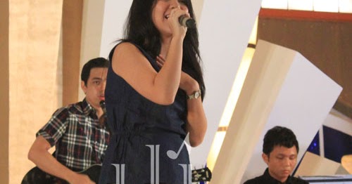 Pengertian Penyanyi Solo ~ Berlatih Vokal menyanyi