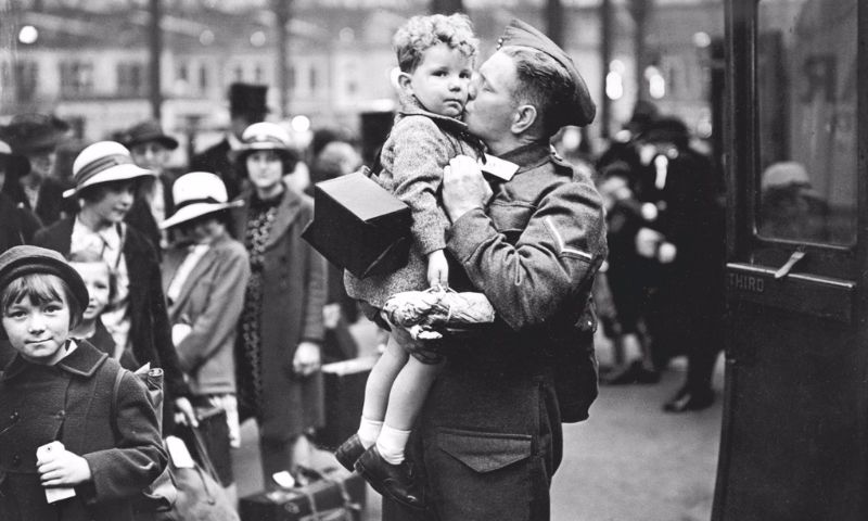 31 Amazing Pictures That Capture Emotional Moments Of Soldiers And