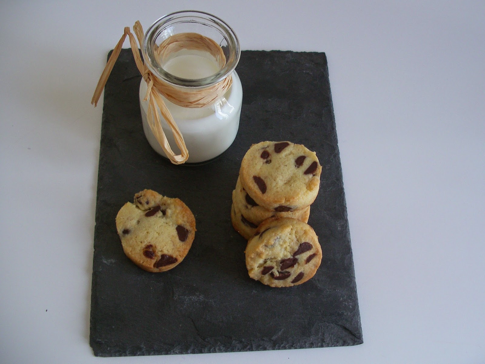 KITCHEN IN THE SAND: Chocolate chip sablè cookies