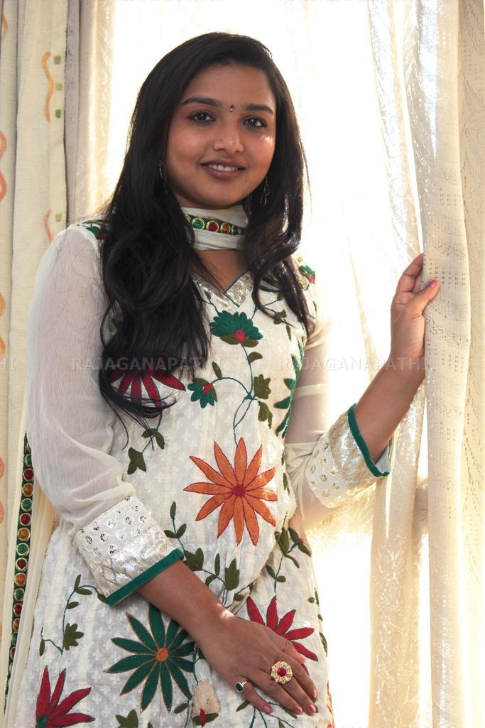 ENGEYUM EPPOTHUM FAME ACTRESS DEEPTHI STILLS COLLECTION | GATEWAY TO ...