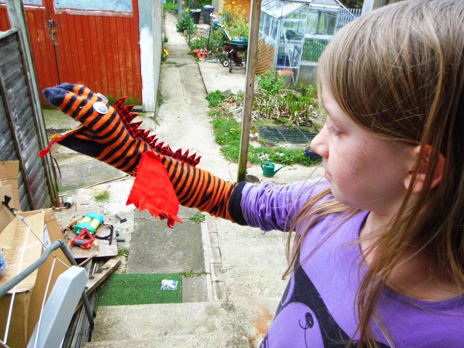 HOME EDUCATION: Ellen McHenry Brain hats and St George's Day dragon puppets
