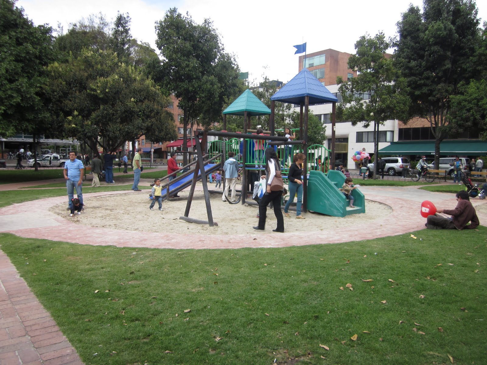 Tourist in Bogota: Pictures-''Parque de la 93''