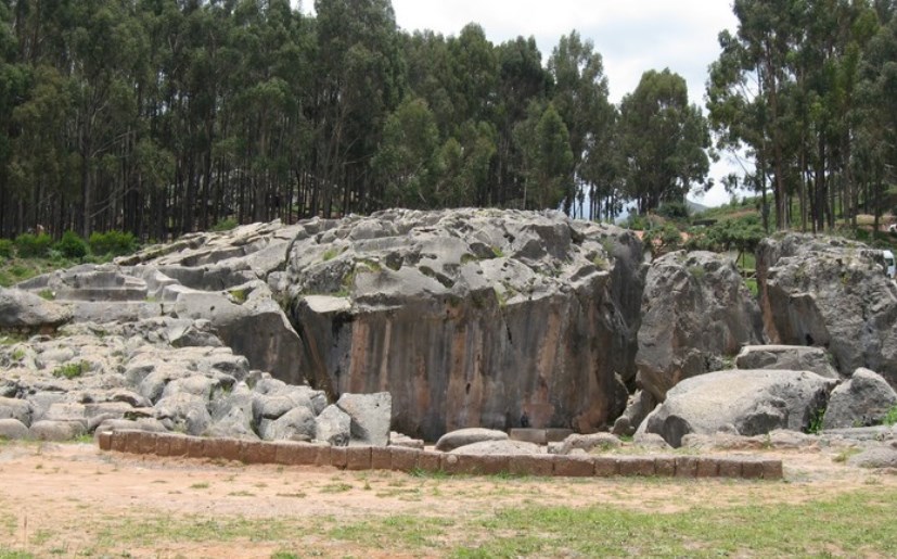 ArqueoLugares: QENQO / Q´ÍNQU / KENKO prox. Cerro Socorro. Cuzco. Perú
