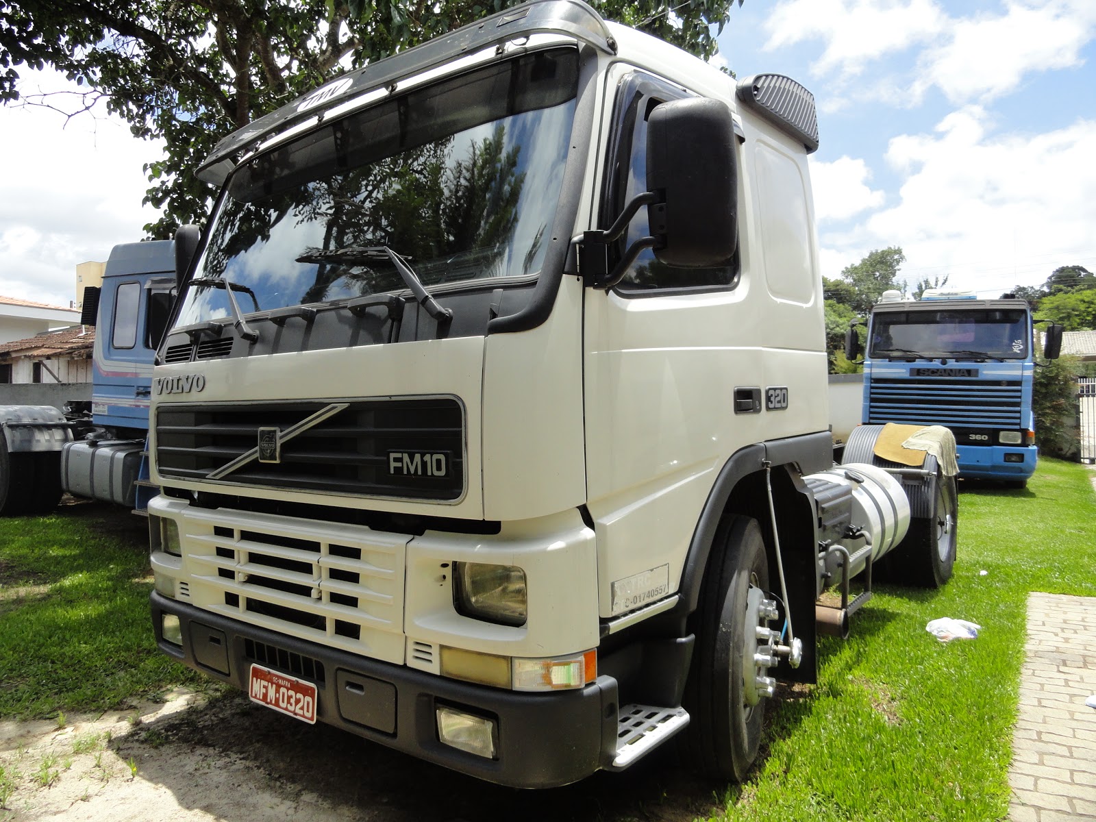 Vendem-se caminhões e carretas: Volvo FM 10 4x2 320 ano 2000/2001