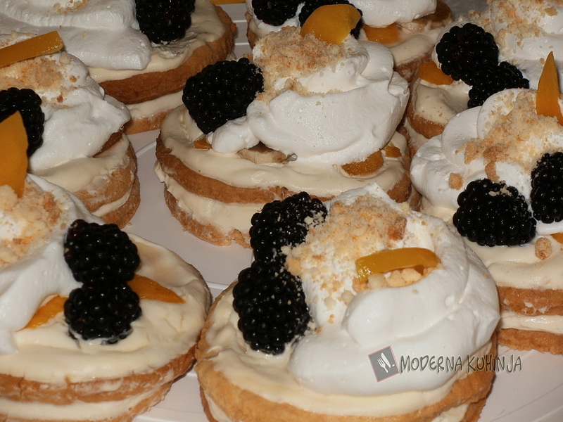 Mini tortice s vanilijom i voćem - Moderna kuhinja - na moj način