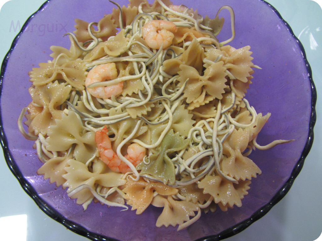 Ensalada templada de pasta, gulas y gambas