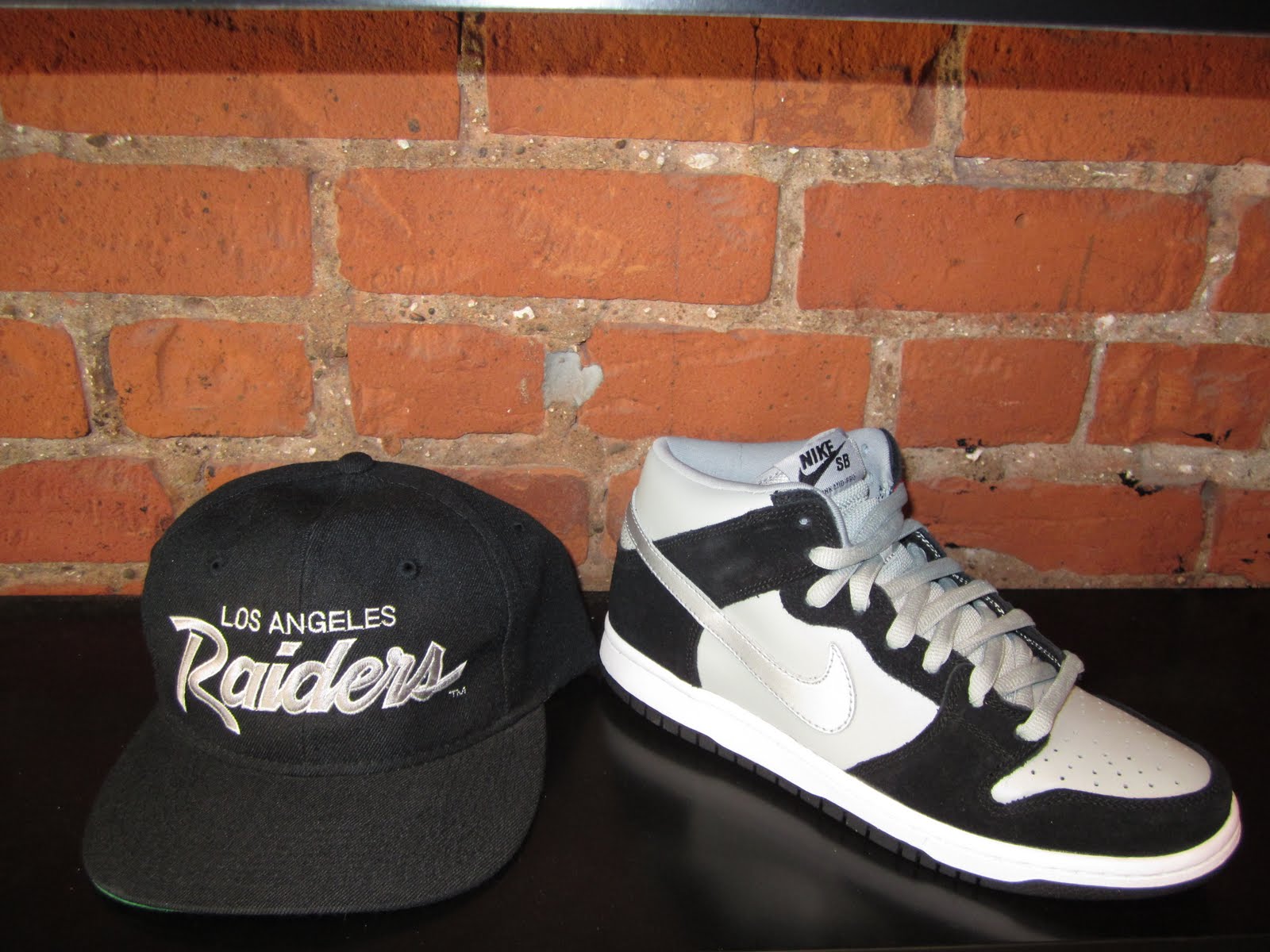 FLAT SPOT SKATE SHOP: NIKE SB DUNK MID AKA RAIDERS