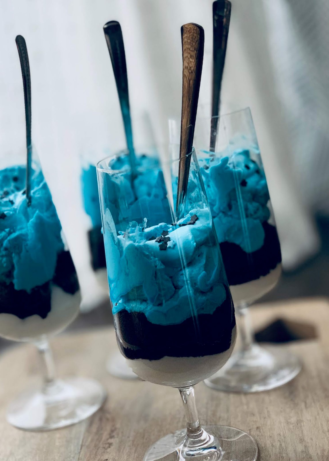 Kaksteist kuud: Sini-Must-Valge magustoit