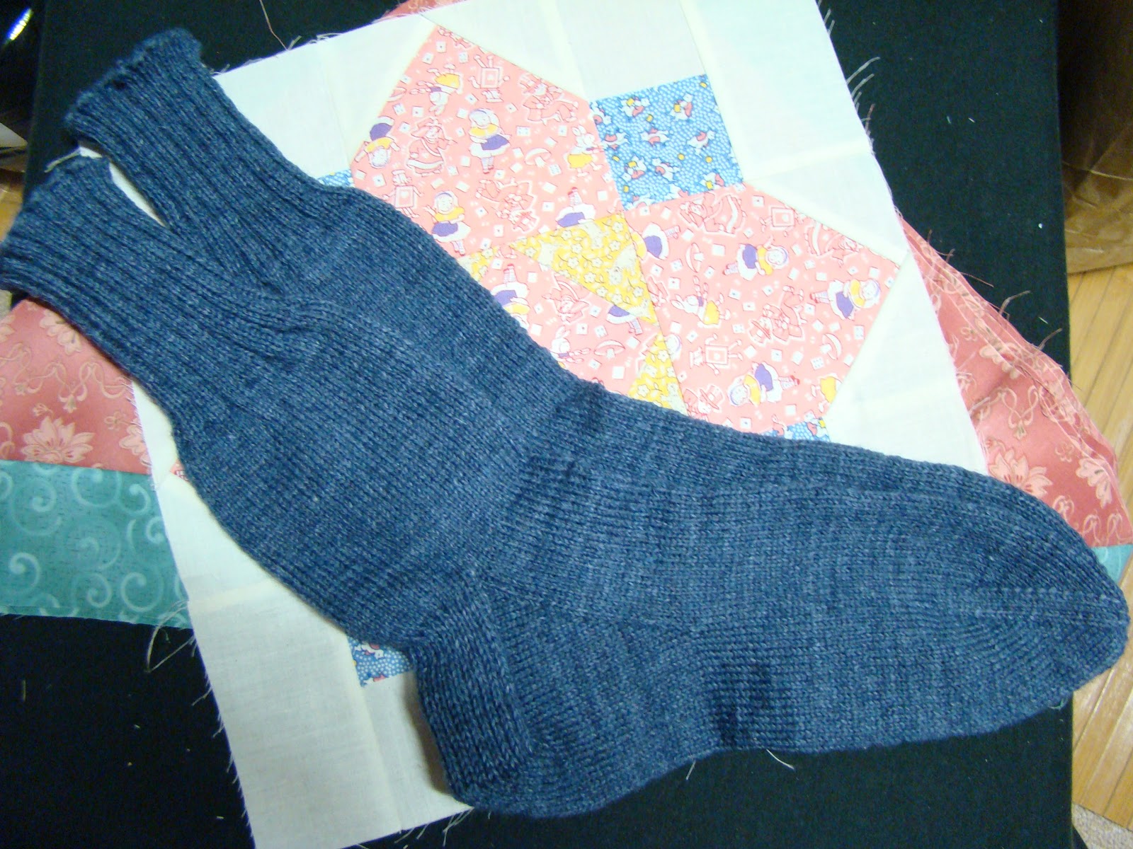 knackful knitter: A pair of socks and some quilt blocks