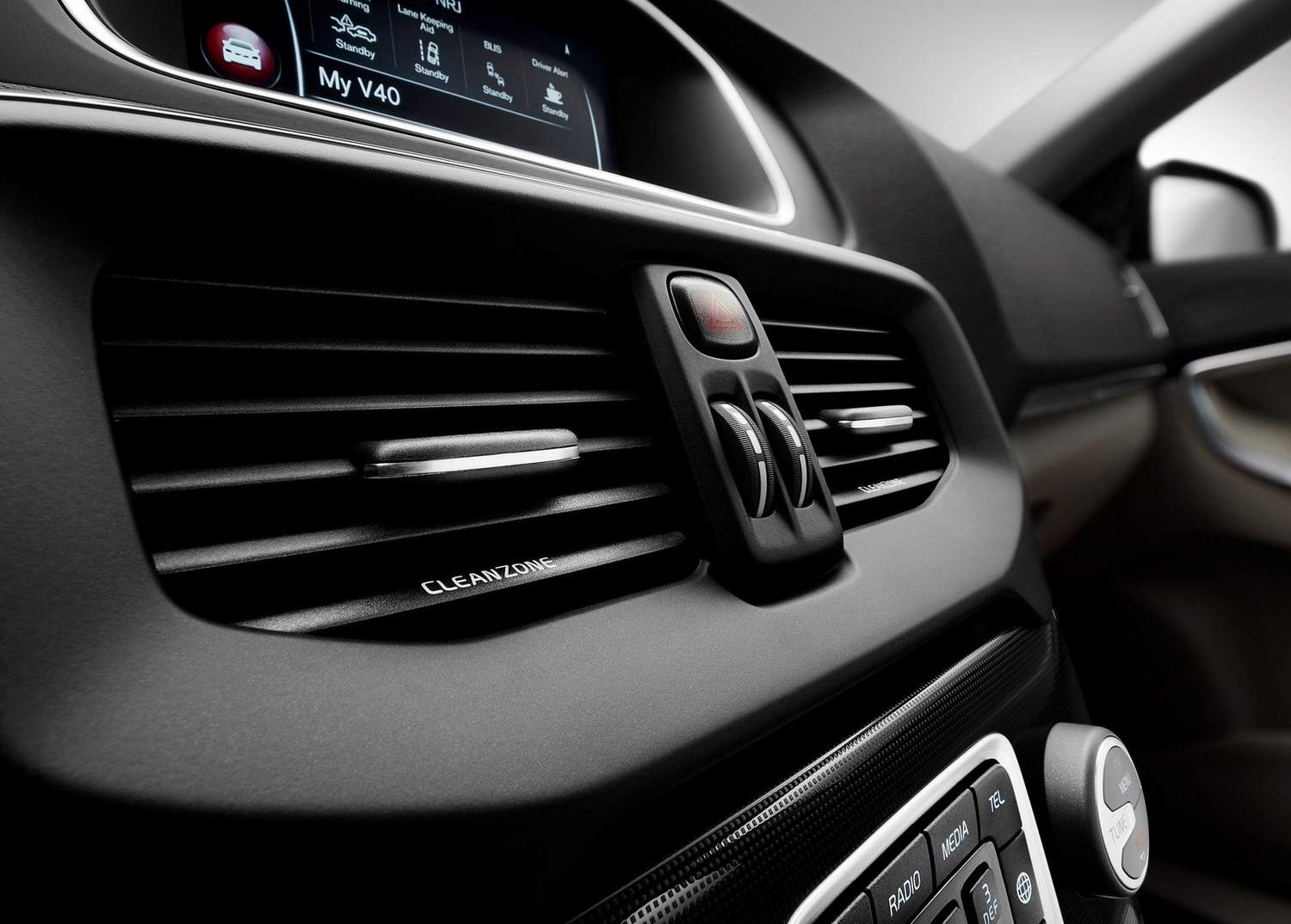 Volvo V40 2017 recebe facelift e atualizações no interior