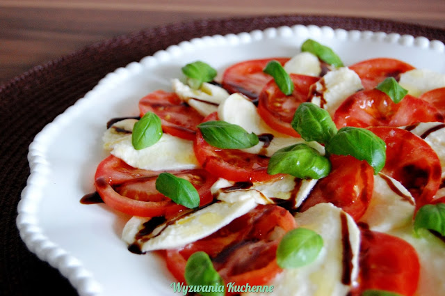 Jedna z najprostszych sałatek. Szybka i smaczna Caprese ze świeżych ...