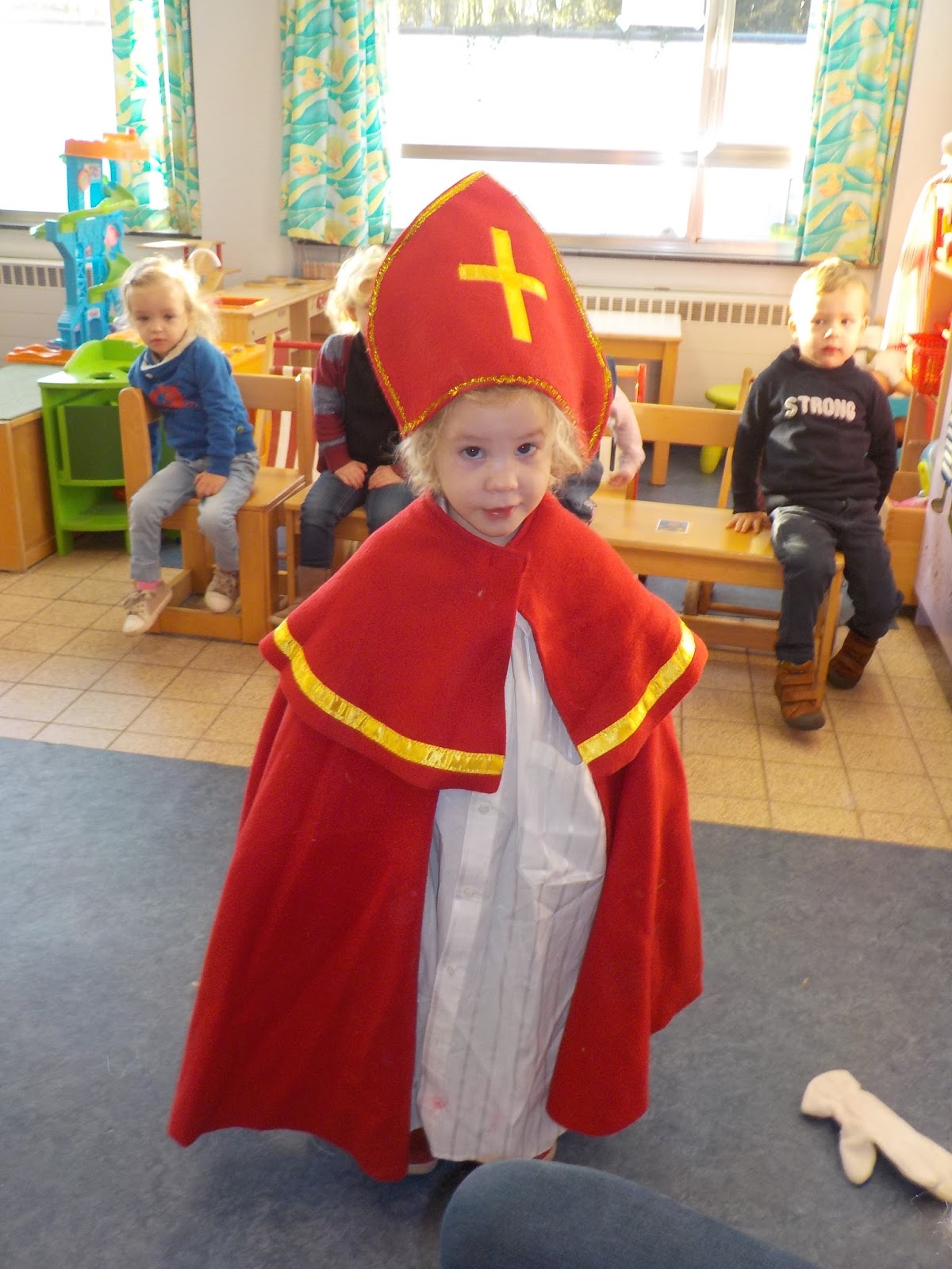 De Cezar-klas: Klaasje Sinterklaasje: de kledij van Sinterklaas