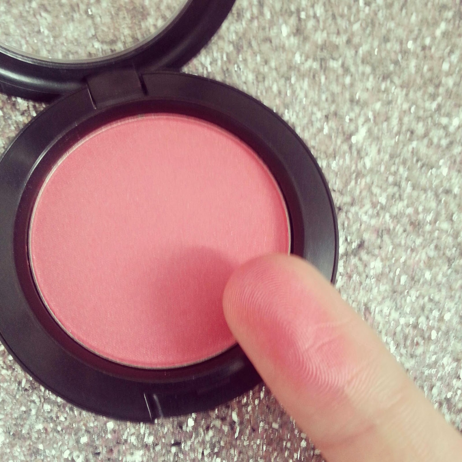 ReeBeauty: MAC BLUSH. DOLLY MIX. REVIEW. SWATCH.