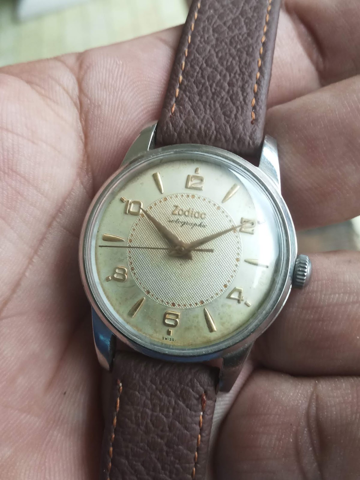 Jam tangan kuno antik dan MODERN