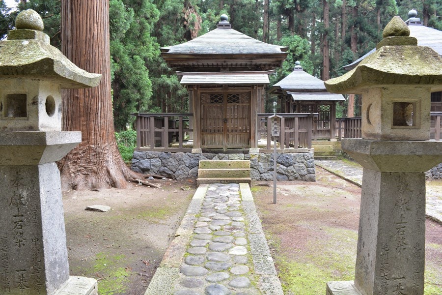 Life with hubby: Uesugi Clan Mausoleum