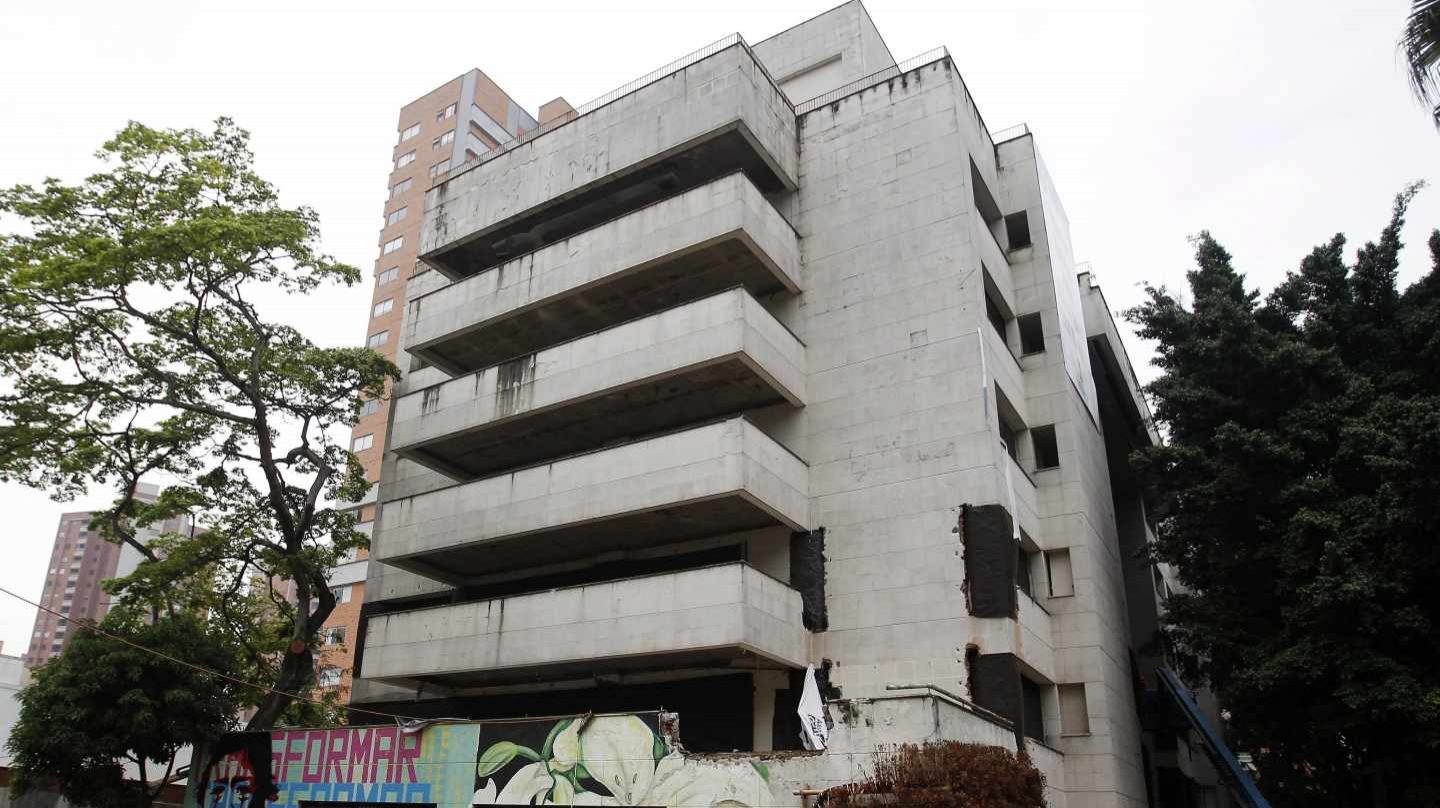 En segundos cayó el edificio de Pablo Escobar