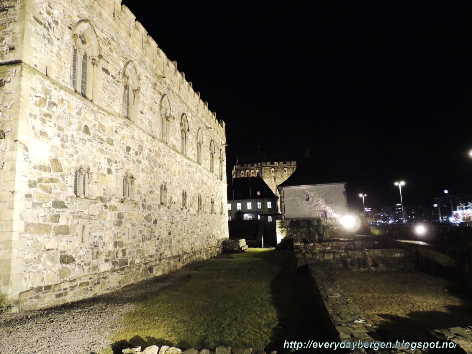 Bergenhus by night