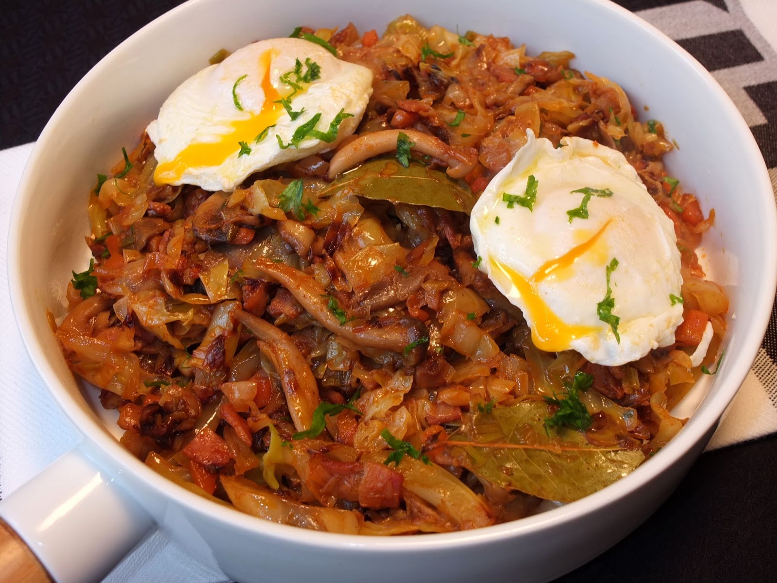 Cocinando con Lola García: Col guisada con setas y huevo escalfado.