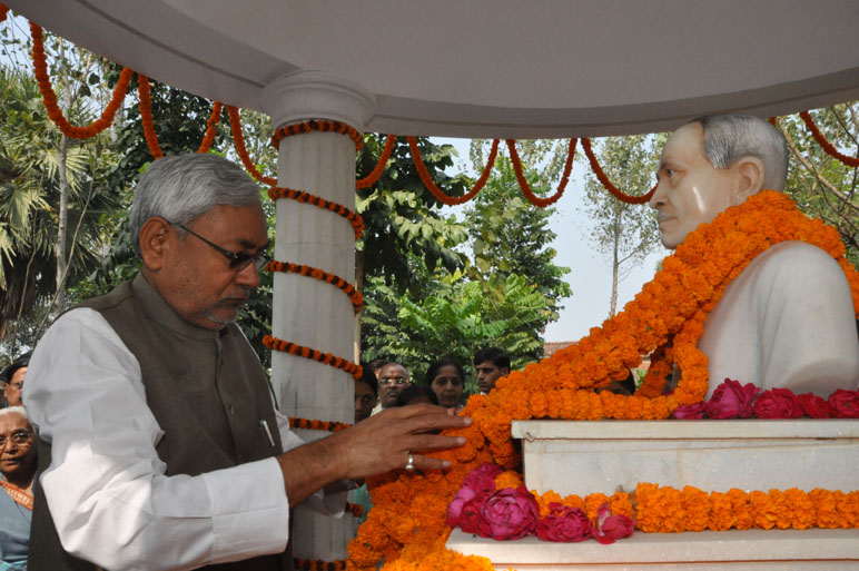 View Patna: Bihar Chief Minister Nitish Kumar pays tributes to his ...