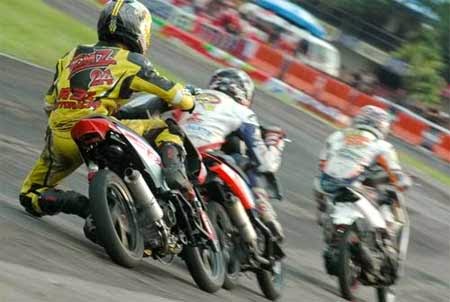MOTOR MODIFIKASI: Gambar Motor Road Race di Kejuaraan Nasional