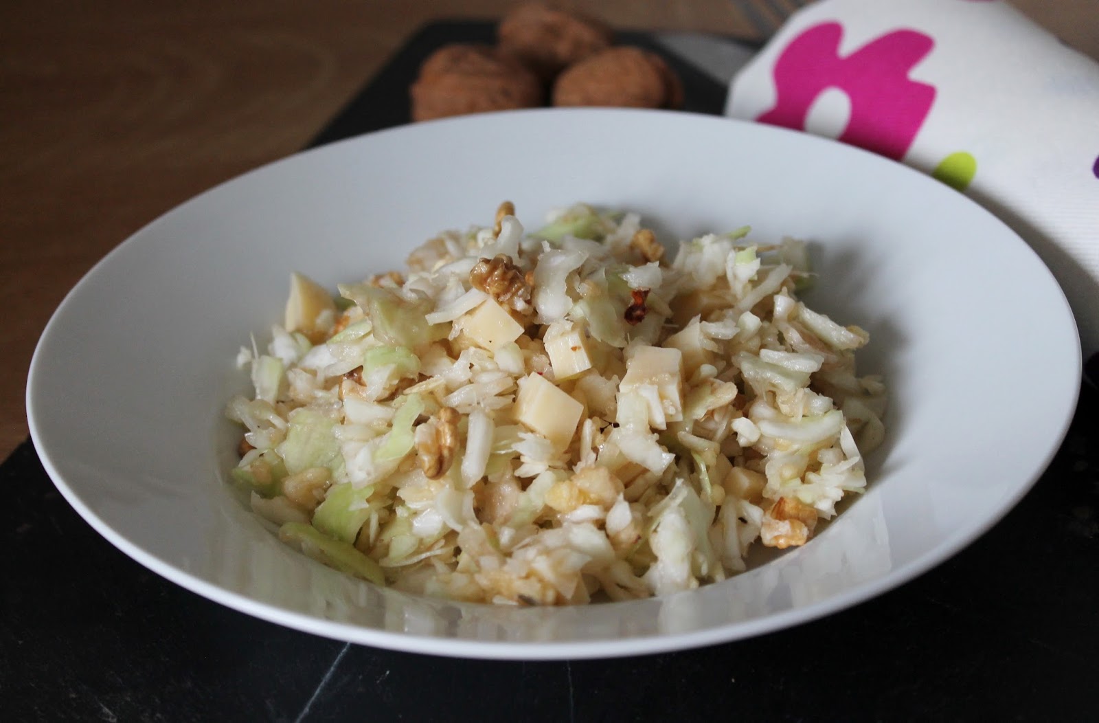 Salade de chou, pomme et noix