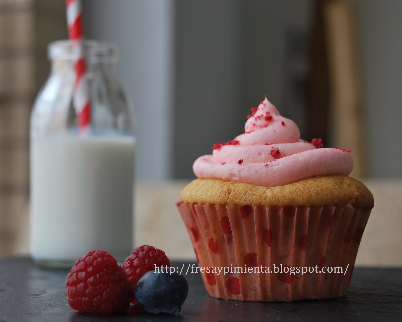 Cupcake de frambuesas y arándanos, con frosting de queso y crujiente de ...
