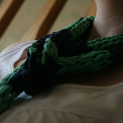 Scooch Monkey!: hand-knit scarf, literally: tutorial