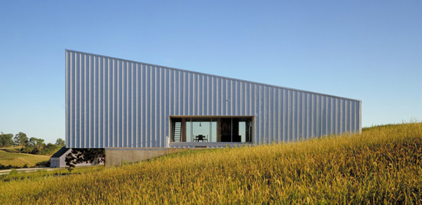 Home design: Galvanized Metal Cladding House Built on Budget