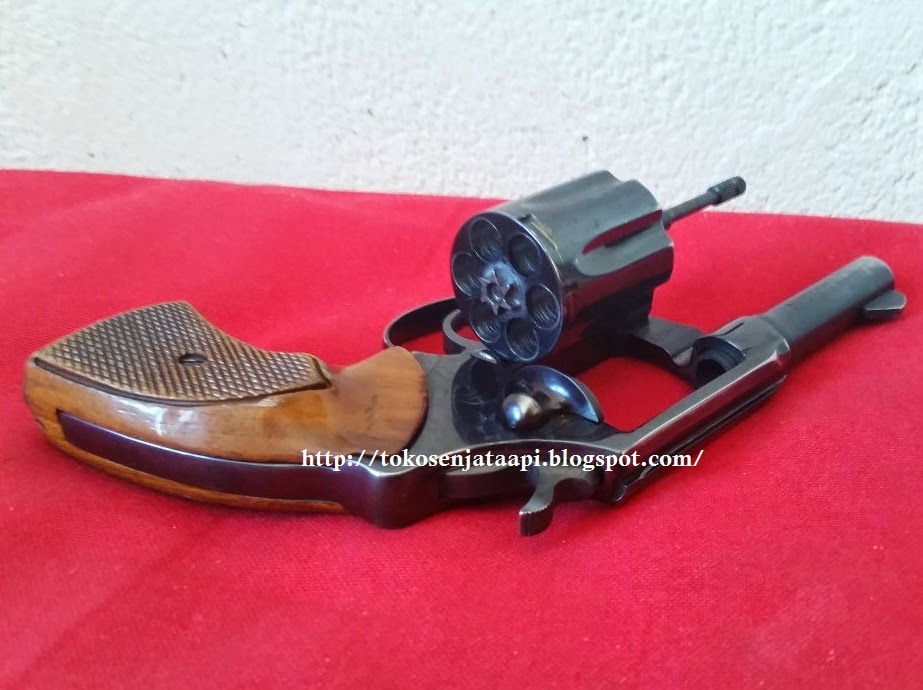 TOKO SENJATA API: REVOLVER