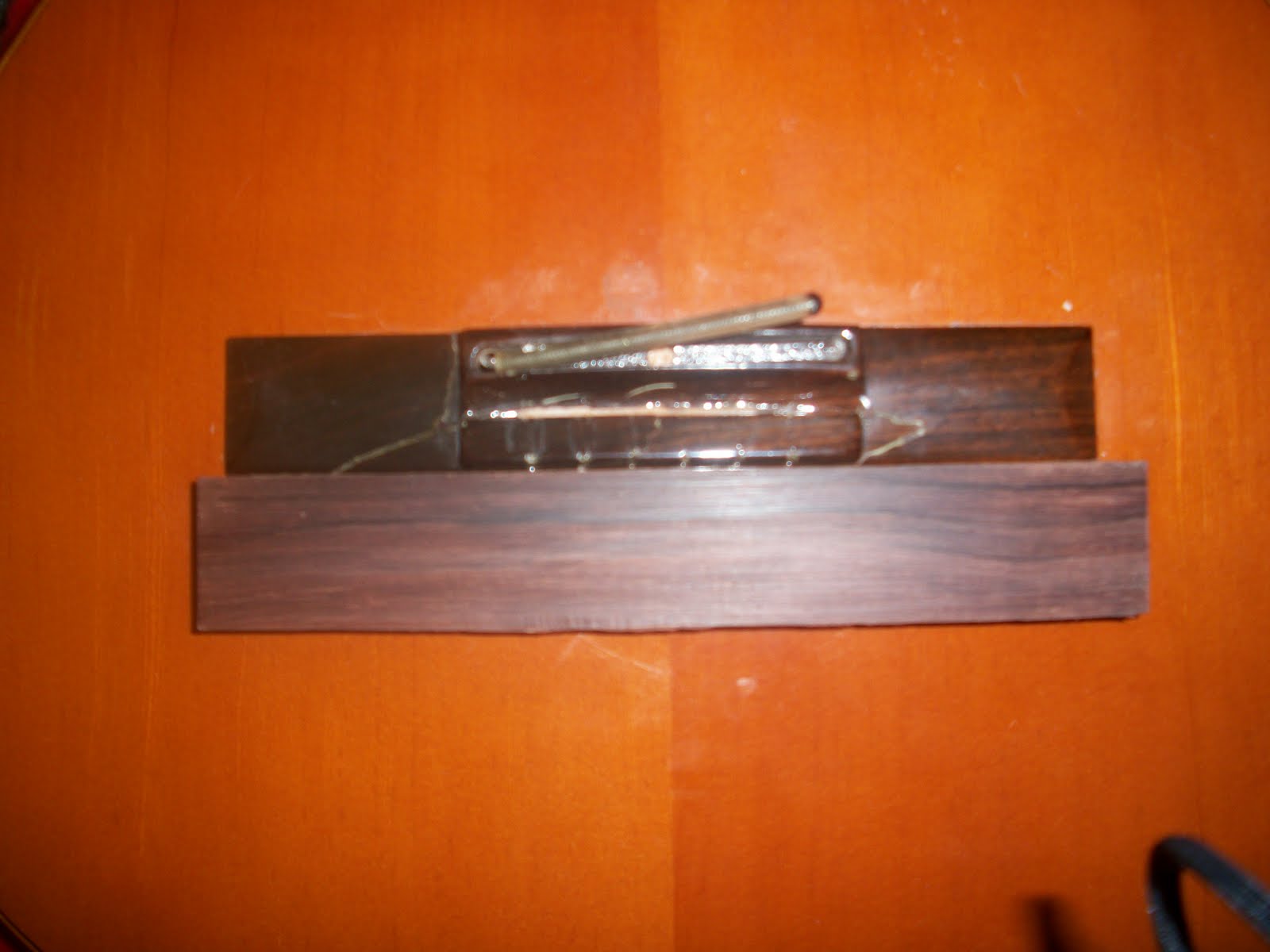 Flying on a cloud: Reparación de la guitarra electro-acústica del Redoble