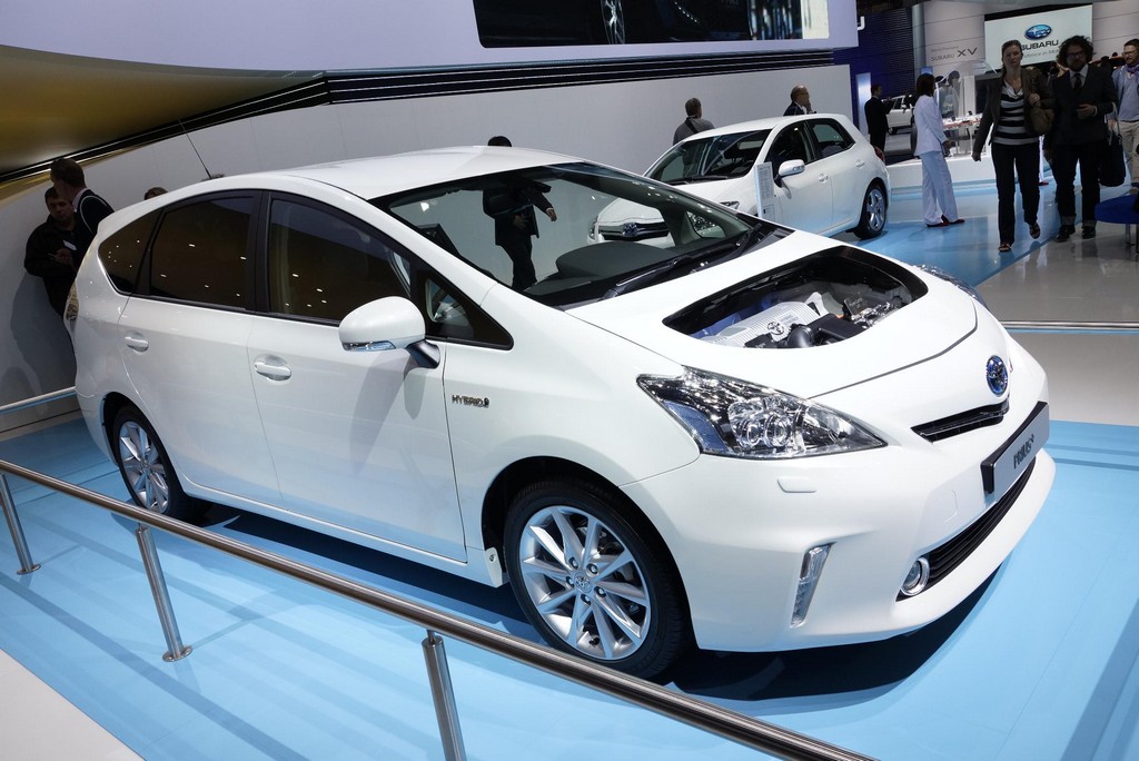 ezinecar: Toyota Prius Plus (2013)