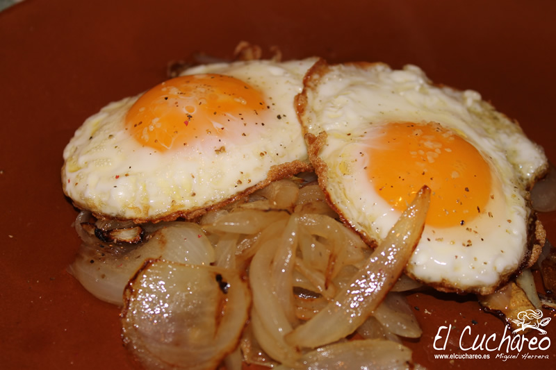 El Cuchareo: Huevos fritos con cebolla, que plato con tantos recuerdos....
