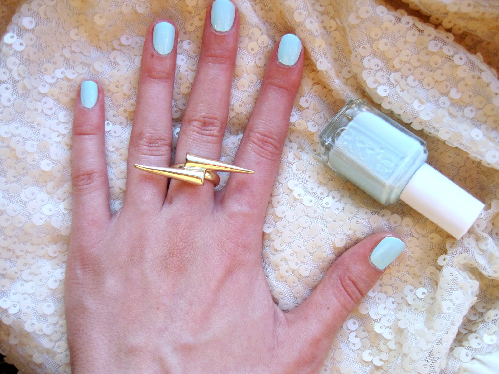 The Treasure Chest: Monday Nail | Essie Mint Candy Apple