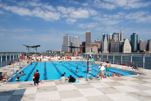 Blog de piscinas: Floating pool lady en Nueva York.