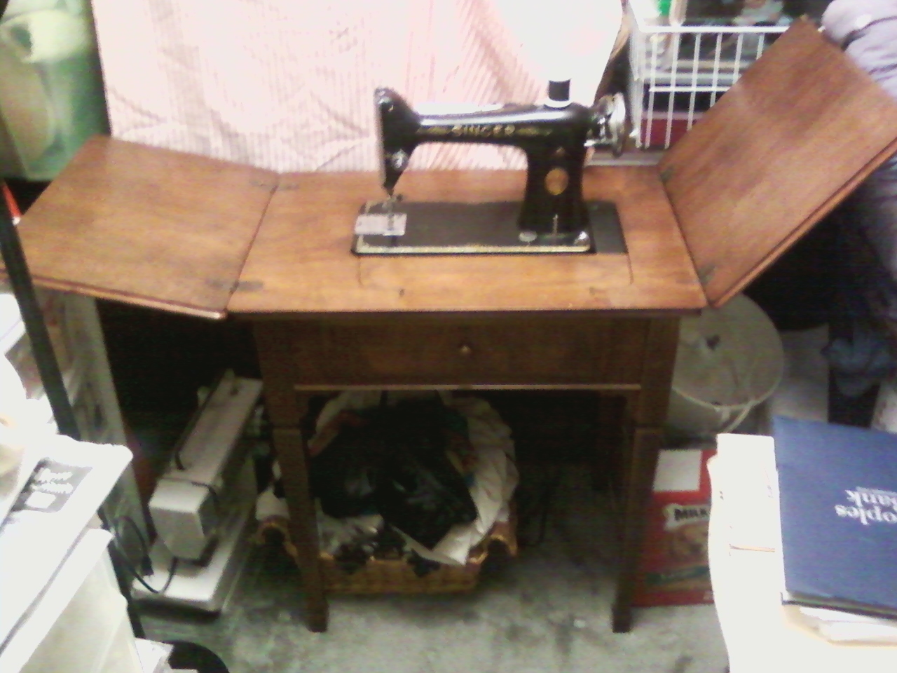 Singer 101 Sewing Machine with potted motor & oil wick system