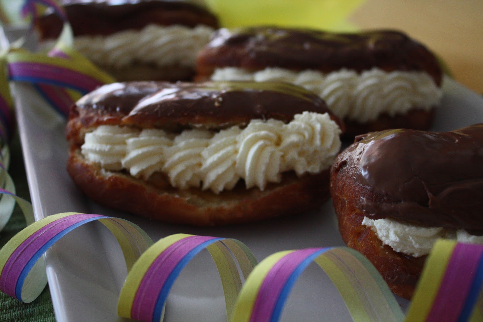 MALLASPULLA: Koulumunkit alias suklaamunkit kermatäytteellä