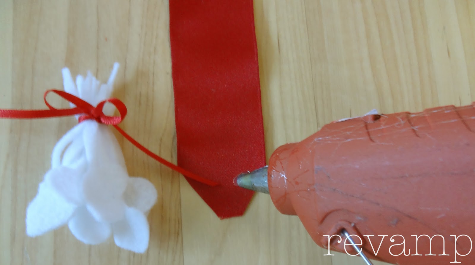 DIY // How To Make Felt Mistletoe | Revamp Homegoods