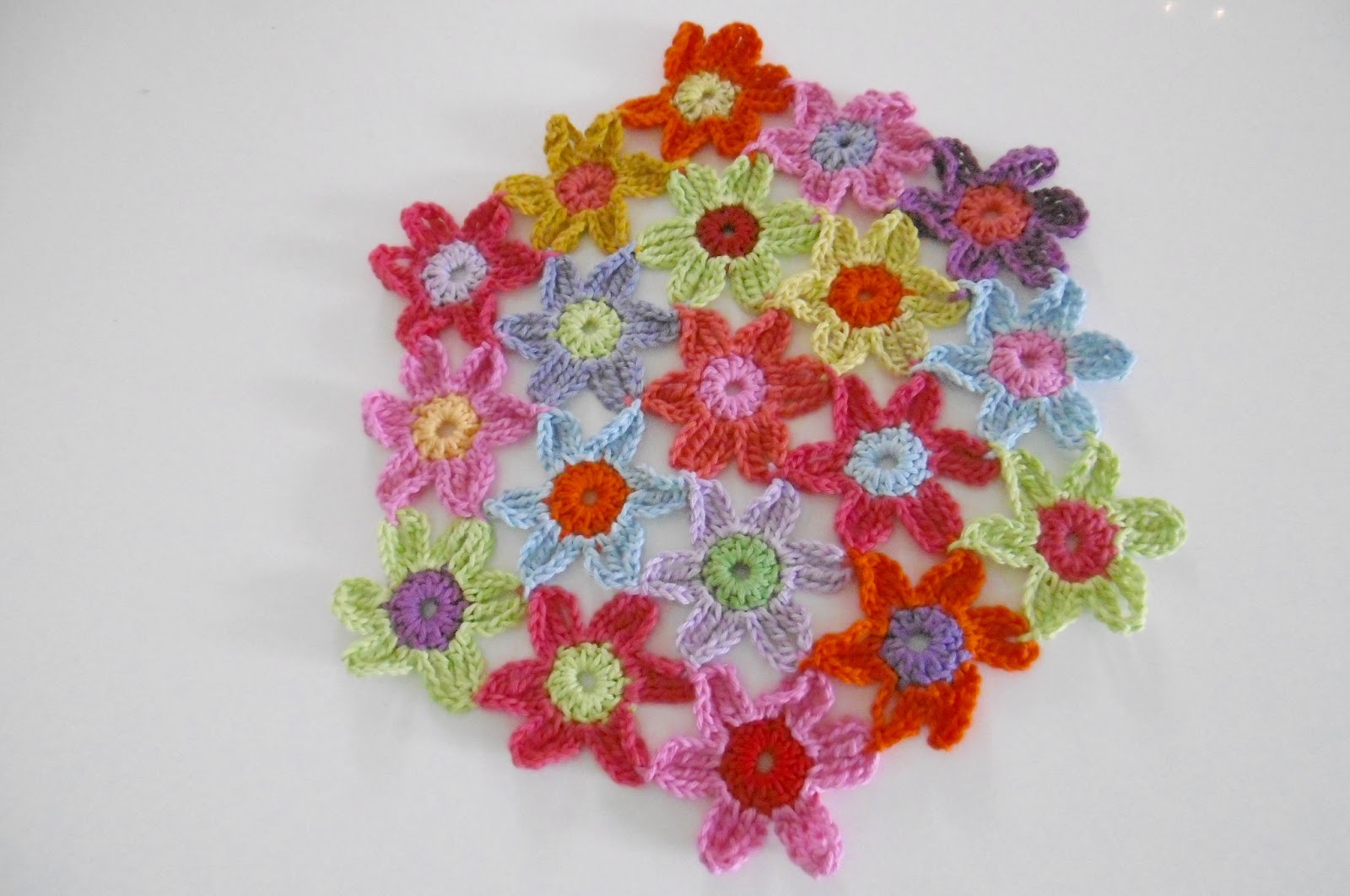 Susan Pinner: CROCHET PATTERN: Sussex Flower Mat, Cushion, tablecloth ...