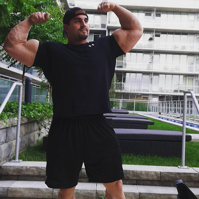 Muscle Lover: Canadian bodybuilder Joe Seeman